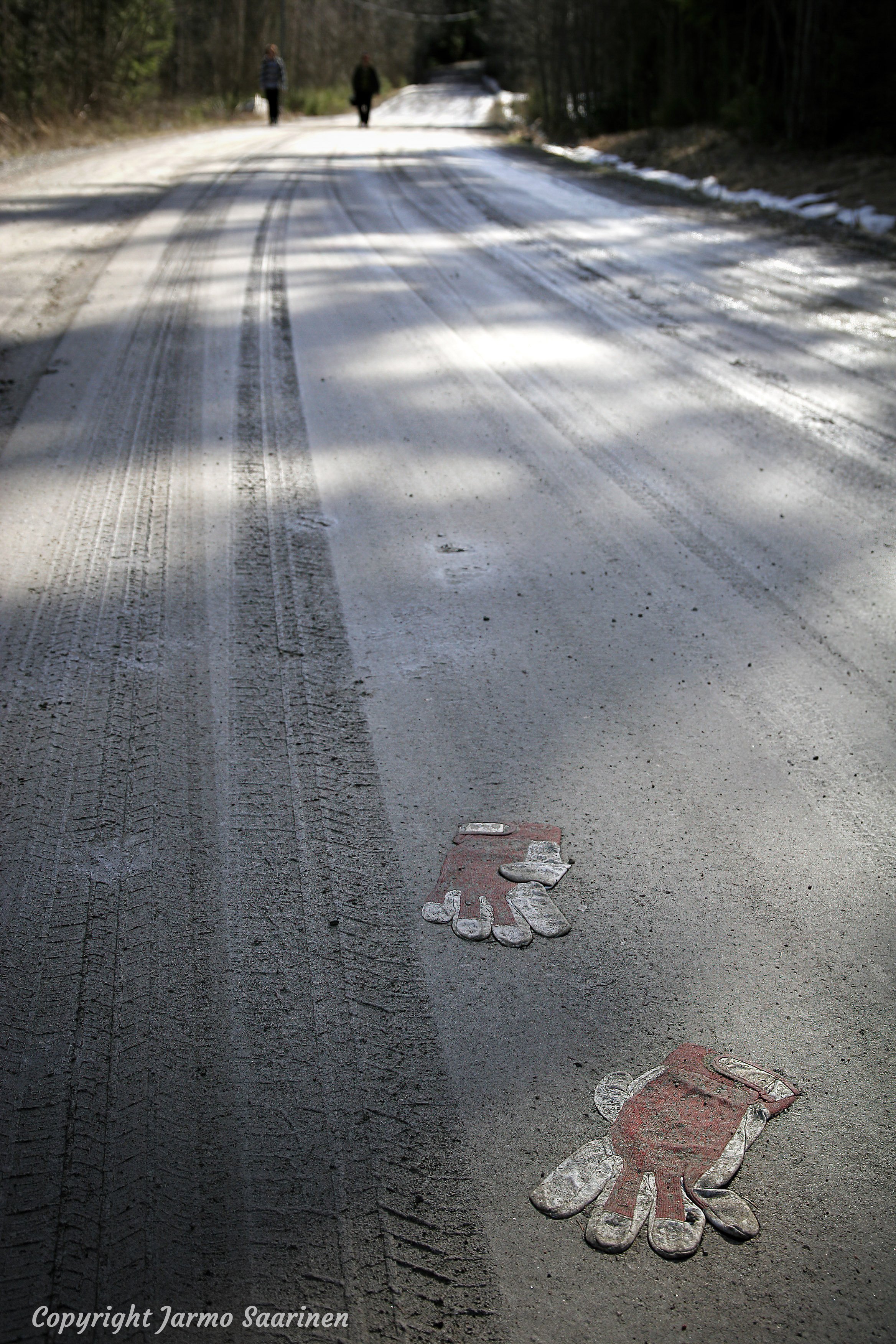 Someone has dropped work gloves on the road. - Payhip