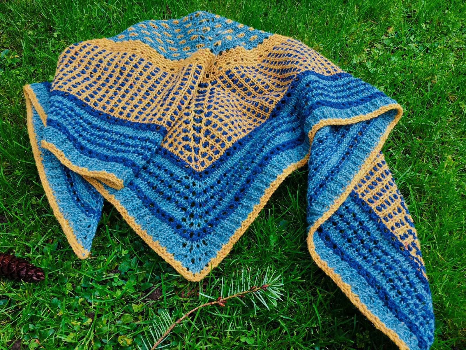 Listopad - symmetrical triangular shawl