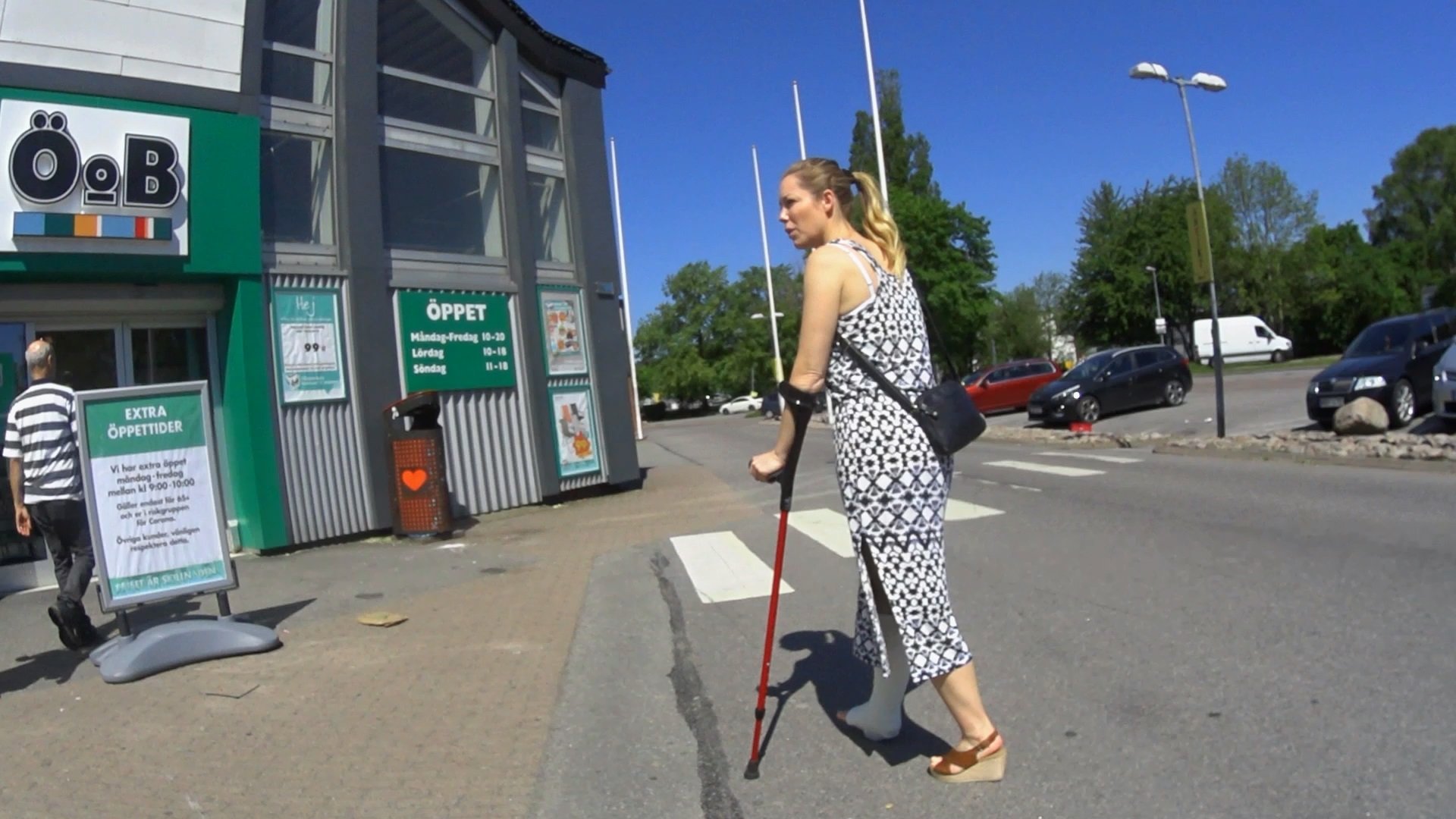 Melinda 158 SLWC - Walking on my SLWC with help of my crutches - 11 min ...