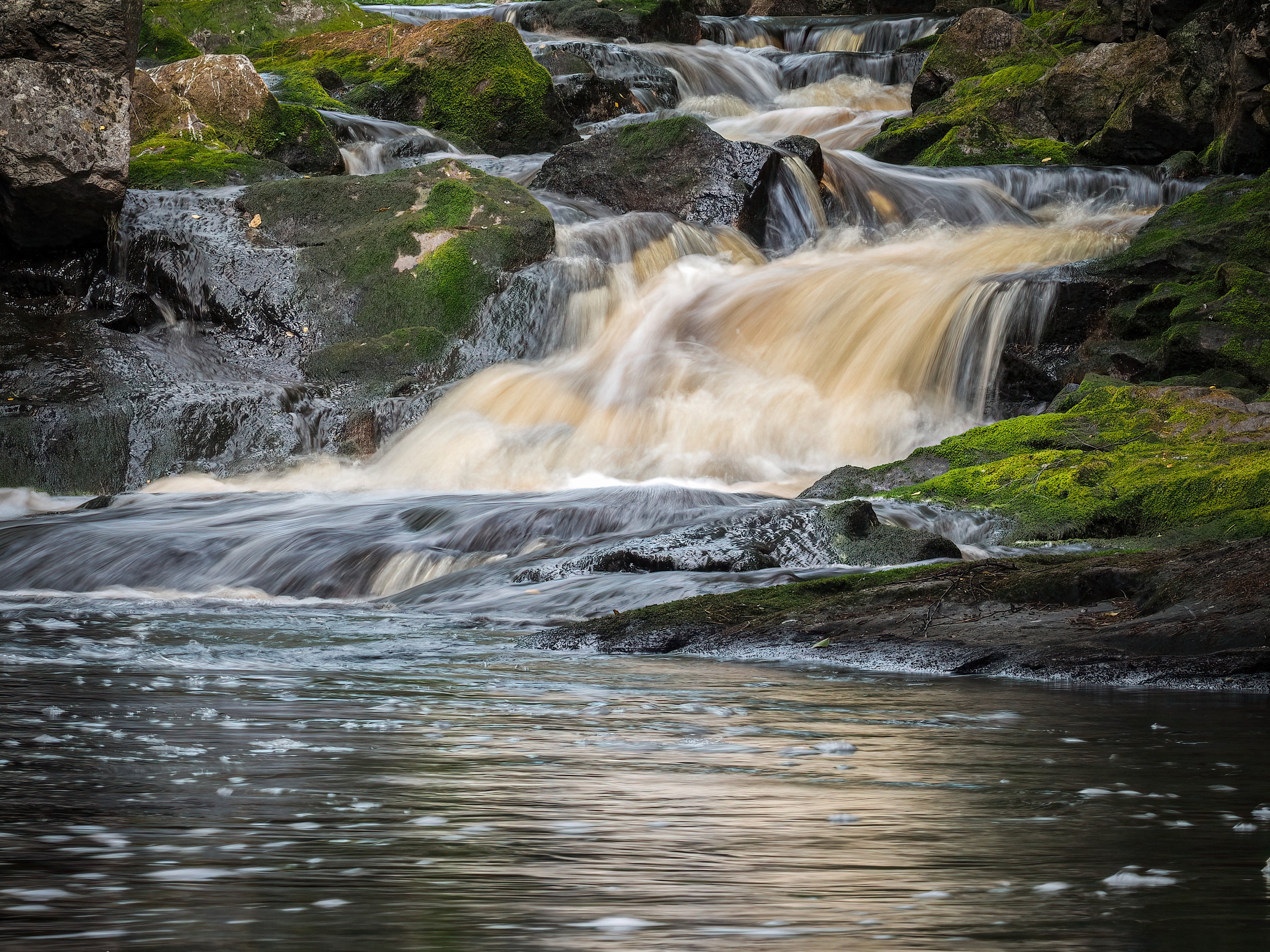 The small rapids of the small river and the atmosphere of autumn - Payhip